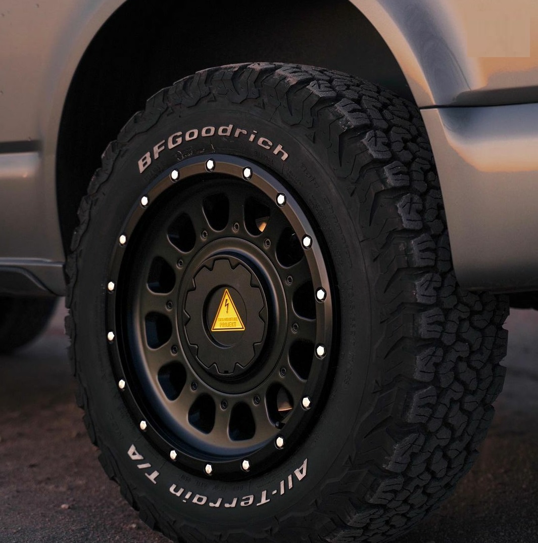 Allterrain Felge AT3 8x17 schwarz für VW T5 T6 T6.1 Twin-Monotube Full Cover