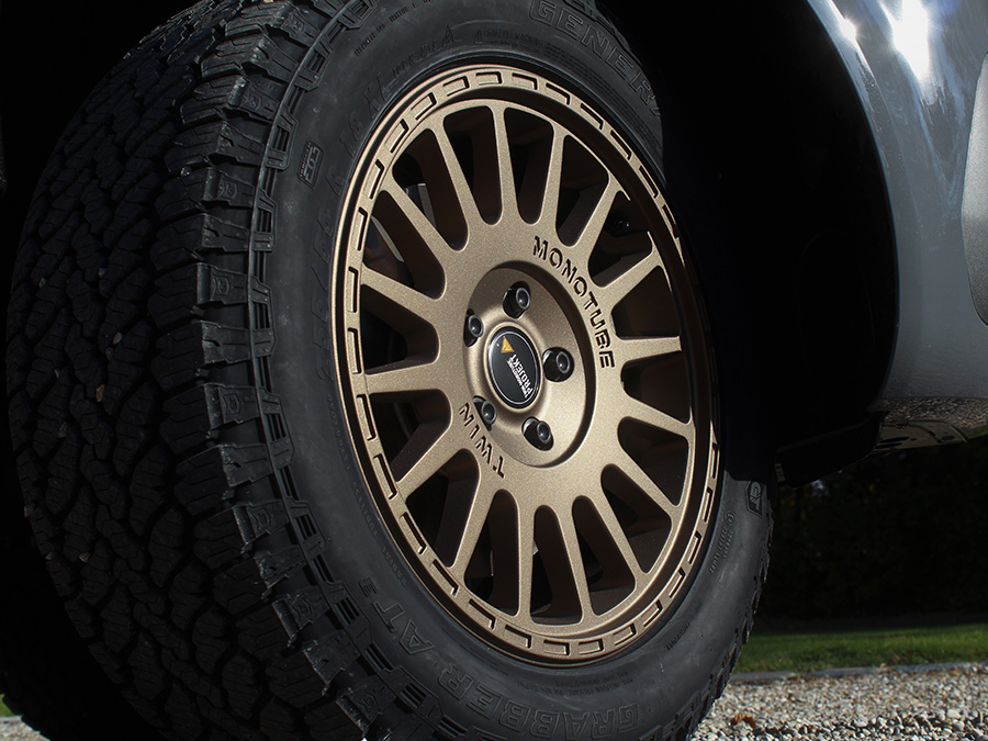 Allterrain Felgen Satz 8x18 AT2 sand für VW T5 T6 T6.1 Twin-Monotube Projekt