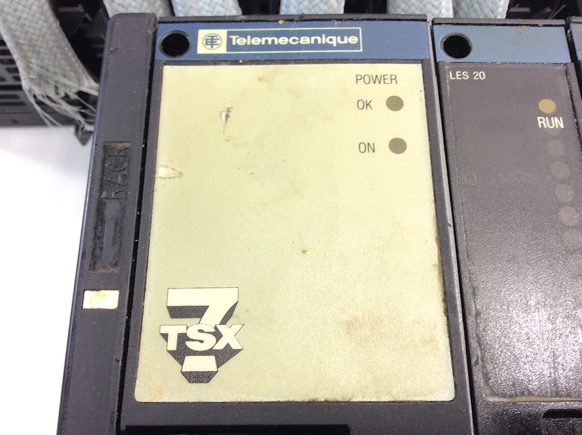 2x Telemecanique TSX RKS 8 Gestell mit 12x TSX DET 32 12 Module, 1x TSX ...