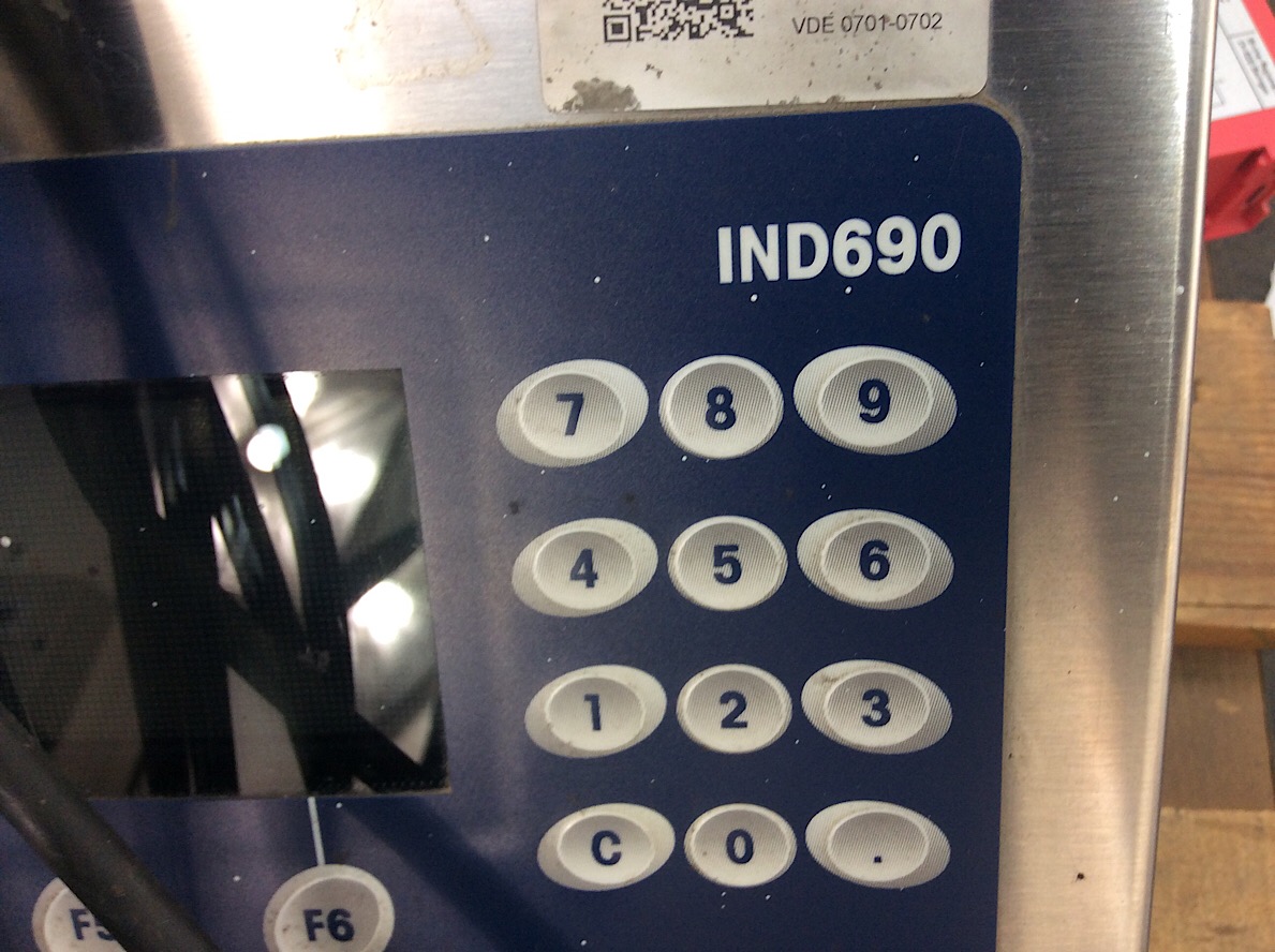 Mettler Toledo Type: IND690 Desk Wägeterminal 100-240V~50/60Hz