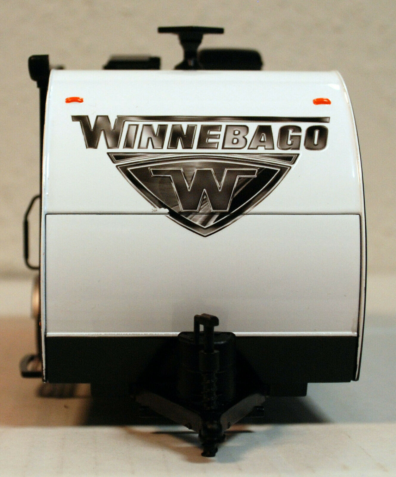 2017 Winnebago Winnie Drop Camping Trailer Anhänger 1:24 Green Light 18450