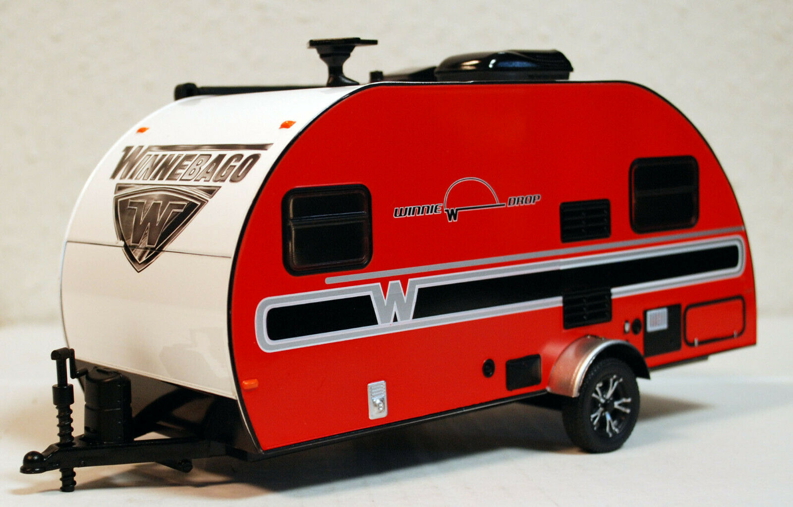 2017 Winnebago Winnie Drop Camping Trailer Anhänger 1:24 Green Light 18450