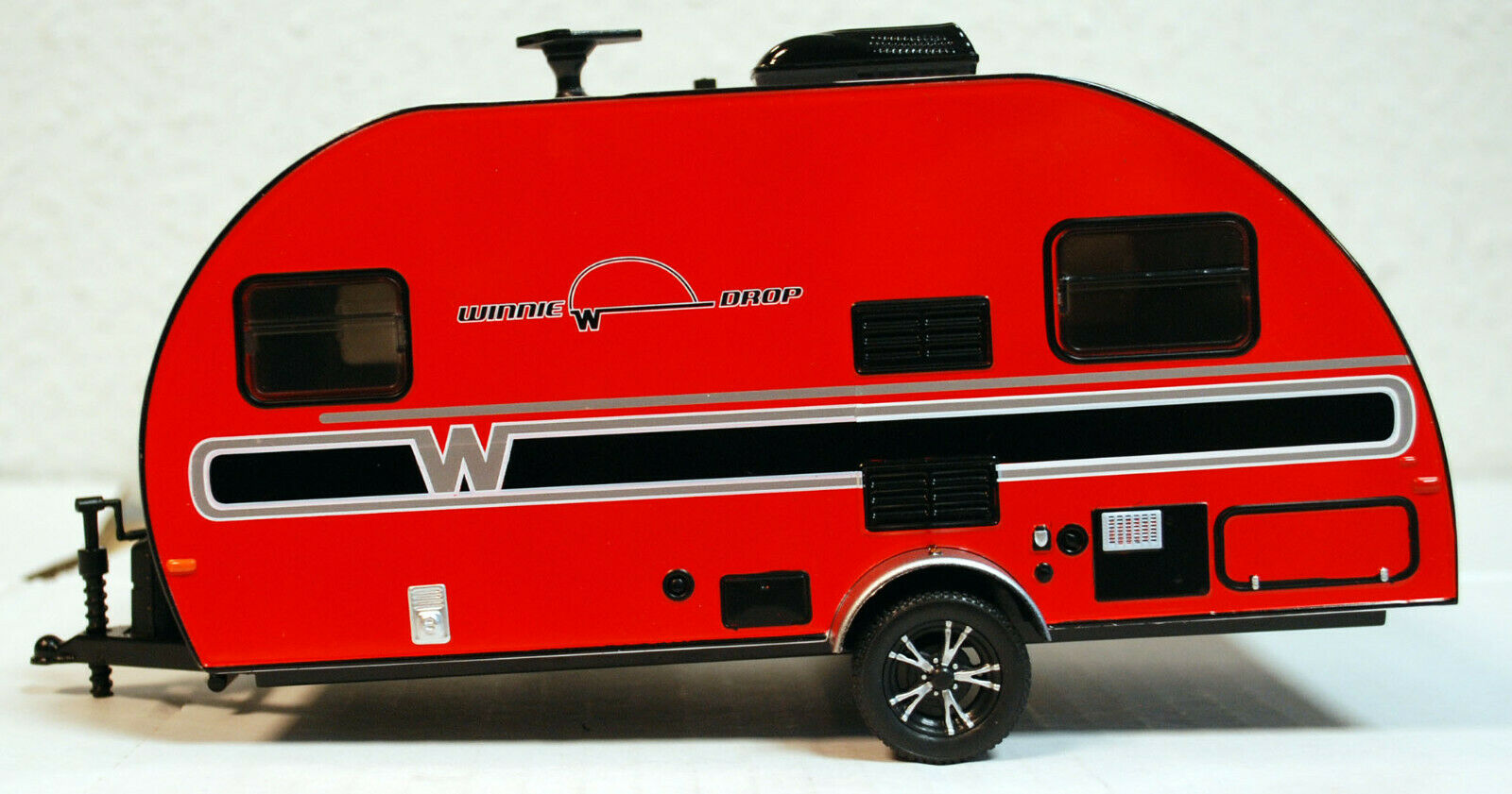 2017 Winnebago Winnie Drop Camping Trailer Anhänger 1:24 Green Light 18450