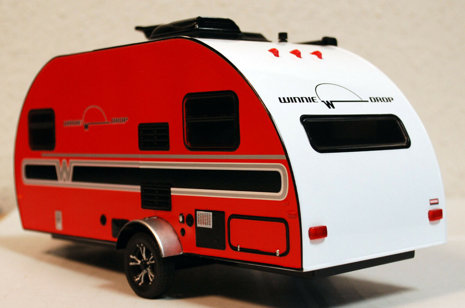 2017 Winnebago Winnie Drop Camping Trailer Anhänger 1:24 Green Light 18450