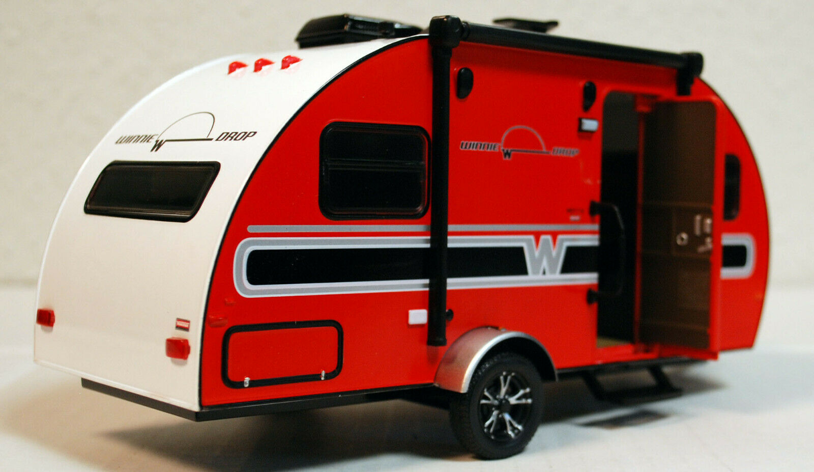 2017 Winnebago Winnie Drop Camping Trailer Anhänger 1:24 Green Light 18450